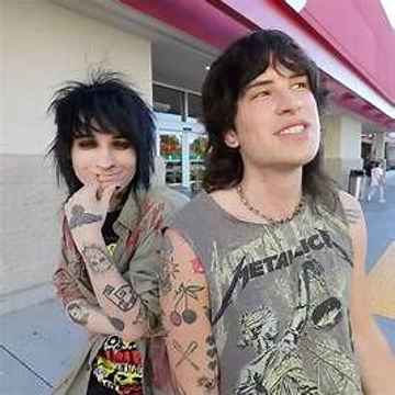 A post by ꧁ ⸸Mira